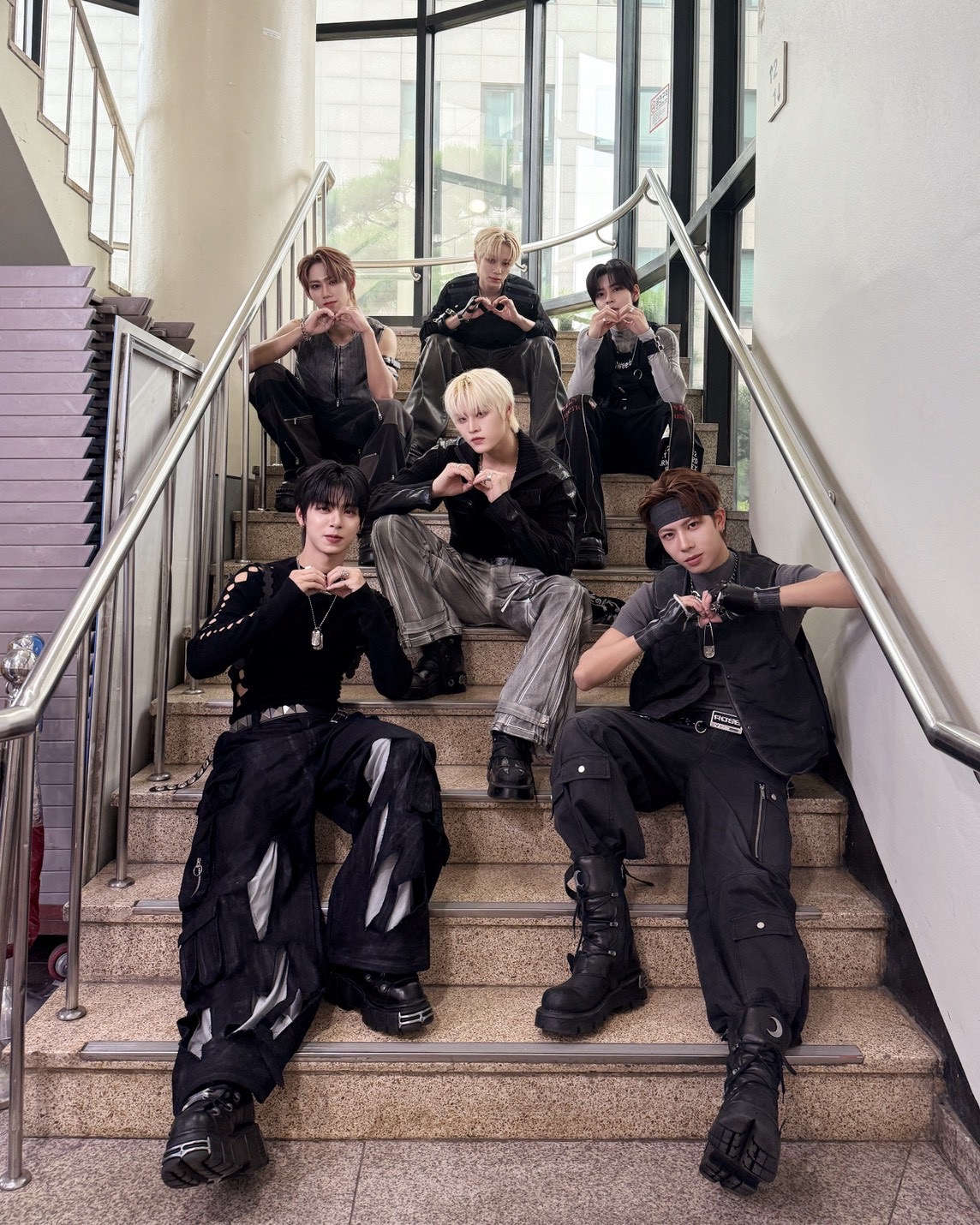 台灣男團「雞爪功」征服韓國打歌舞台！SEVENTOEIGHT舞台處男秀竟